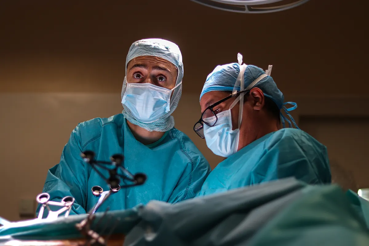 Realizan la primera cirugía robótica de protoz de cadera bilateral en ...